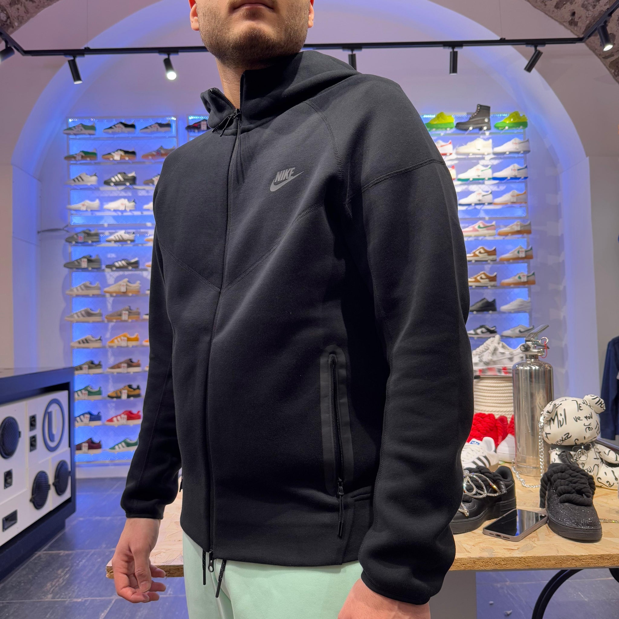 NIKE TECH WINDRUNNER